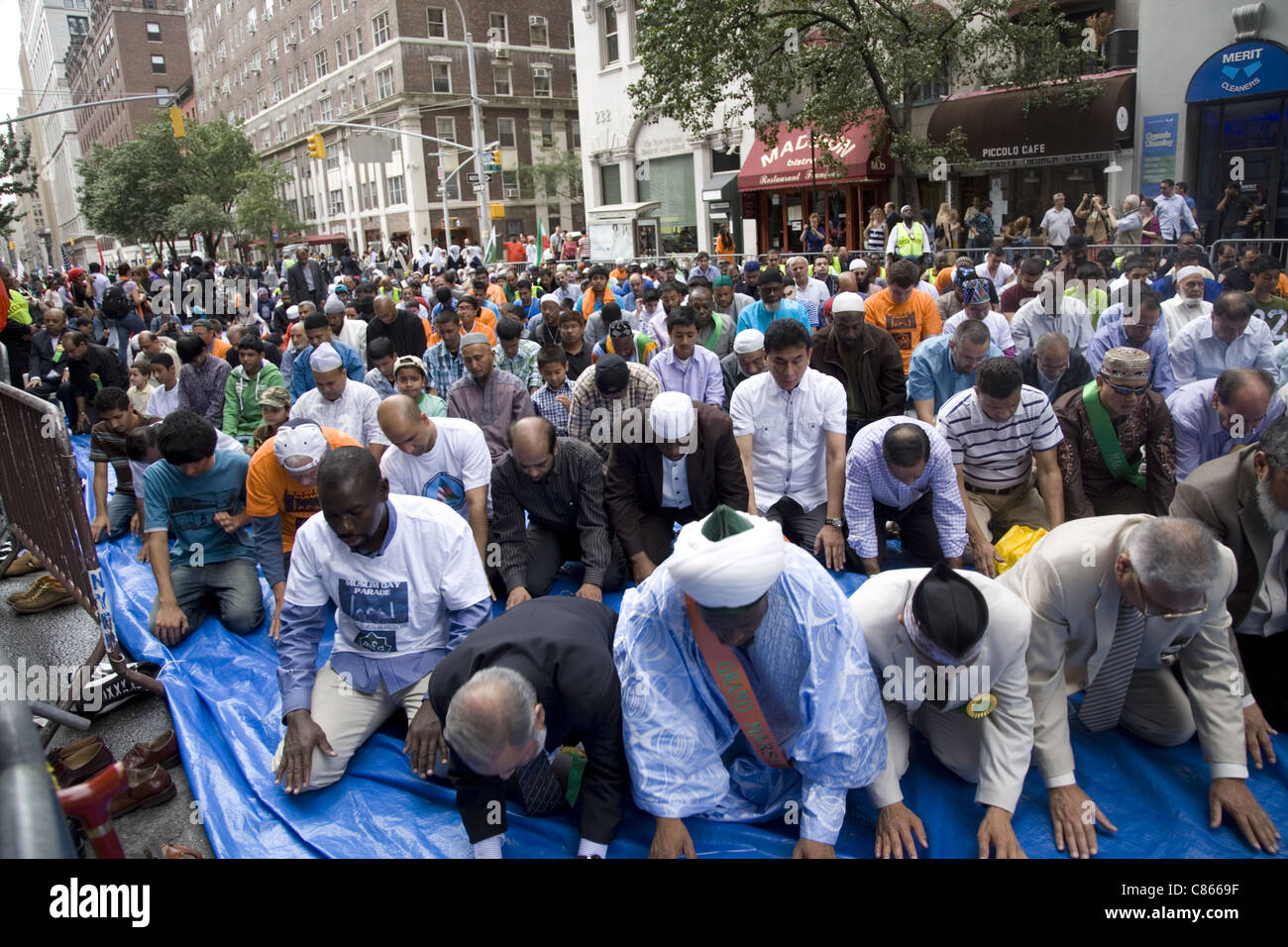 American muslim parade pray hi-res stock photography and images - Alamy