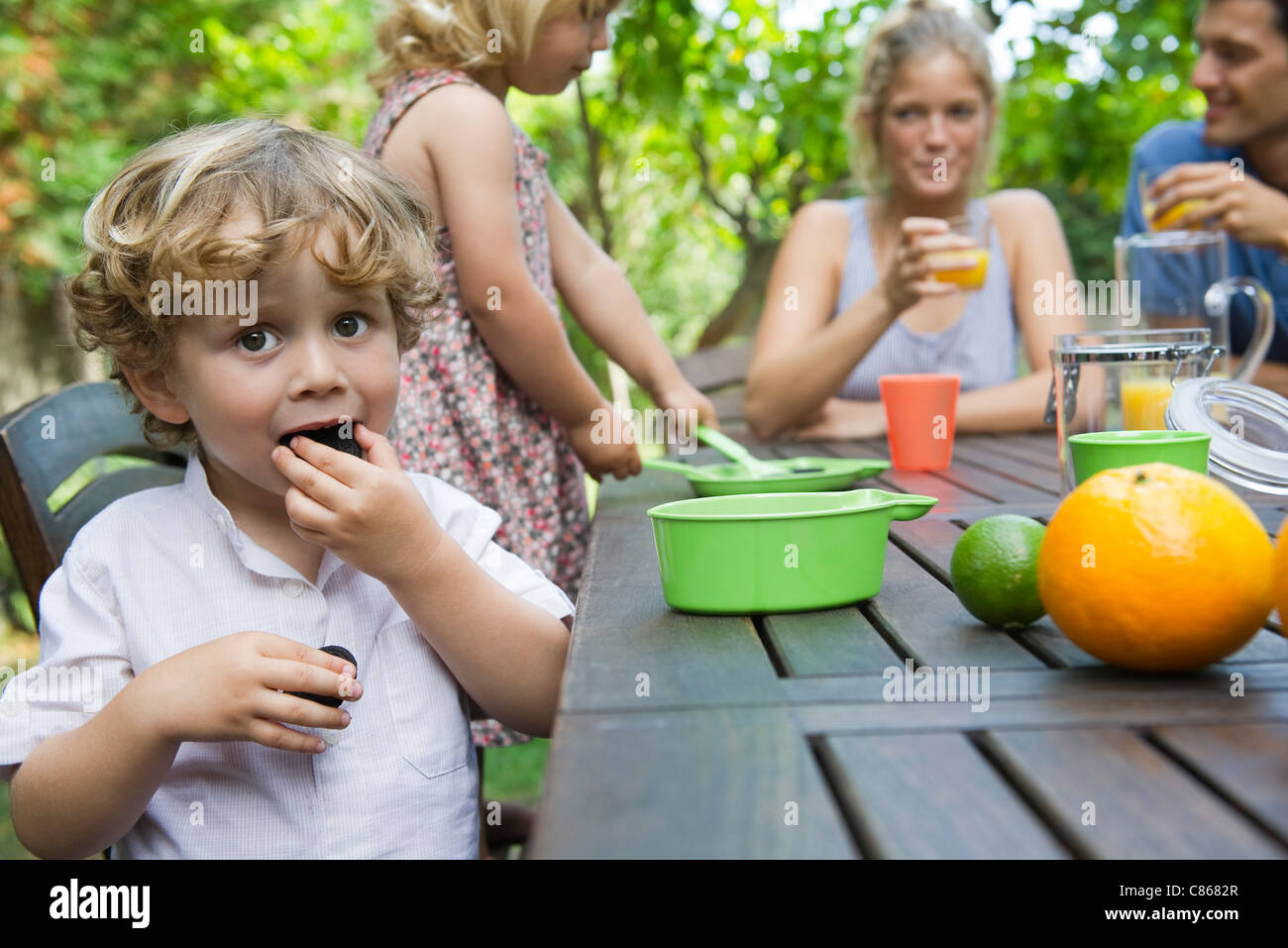 Daughters family eating cookies hi-res stock photography and images - Alamy