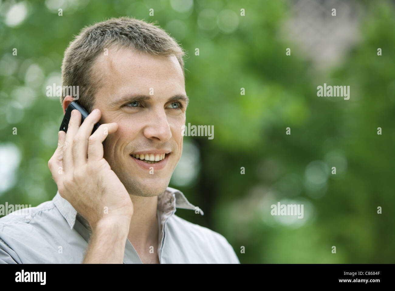 Man using cell phone outdoors Stock Photo - Alamy
