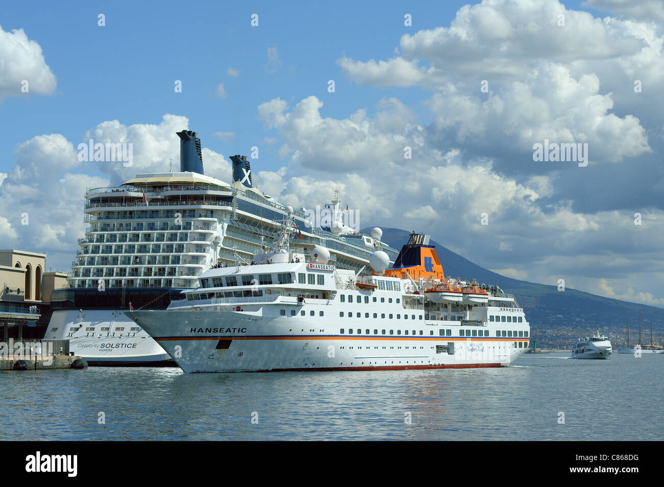 Naples ships hi-res stock photography and images - Alamy