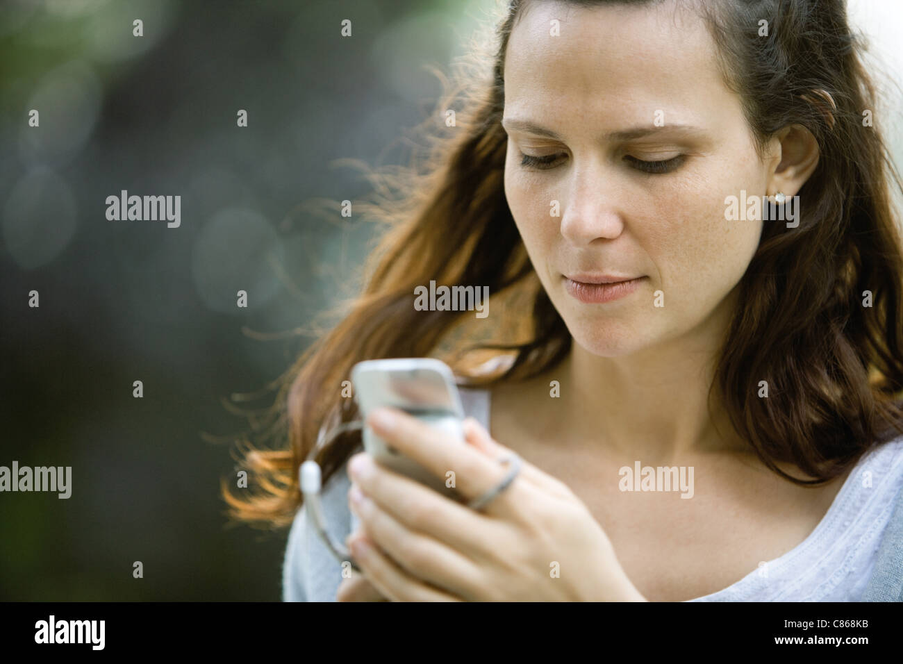 Woman text messaging with cell phone Stock Photo - Alamy