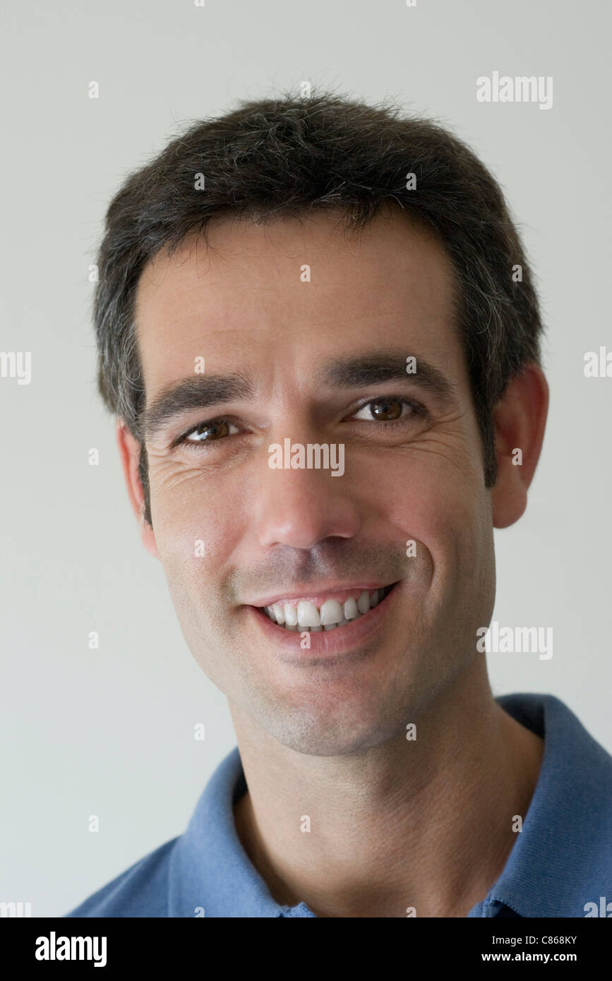 Man smiling at camera, portrait Stock Photo - Alamy