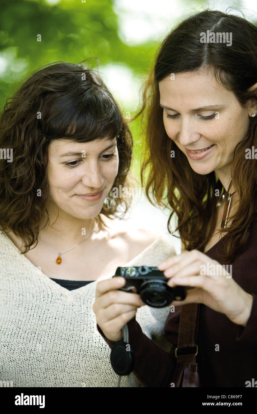 Friends showing cameras hi-res stock photography and images - Alamy