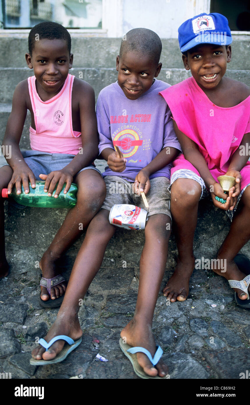 Brazil street children food hi-res stock photography and images - Alamy