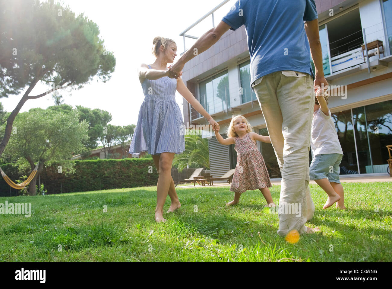 Children playing ring ring roses hi-res stock photography and images ...
