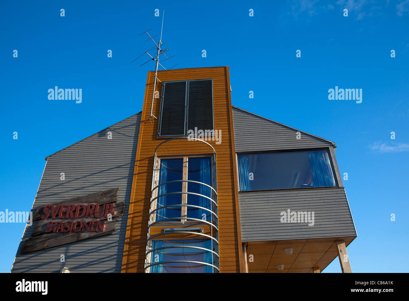 Norwegian Polar Institute Sverdrup Station at the international ...