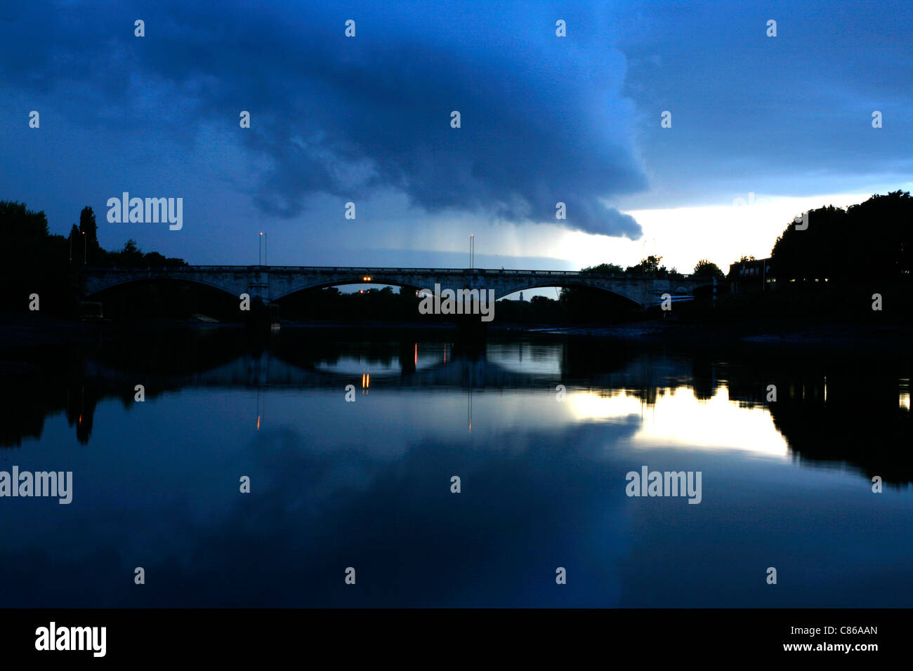 Chiswick bridge hi-res stock photography and images - Alamy