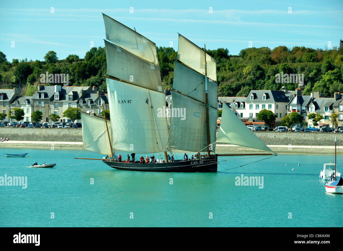 French lugger : bisquine La Cancalaise under full sail at Cancale, La ...