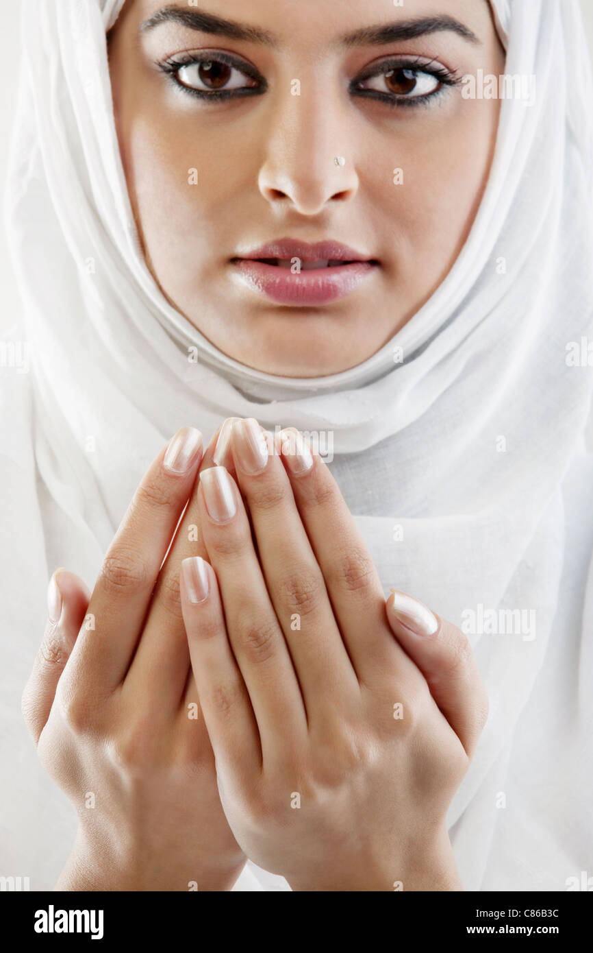 Muslim women praying namaz hi-res stock photography and images - Alamy