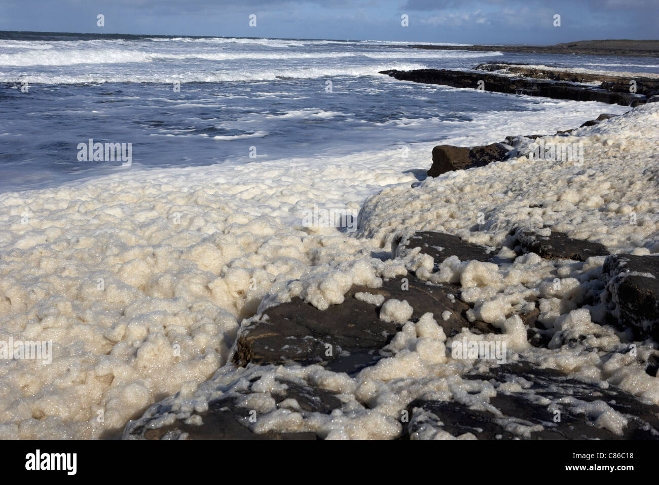 Foam at the shoreline hi-res stock photography and images - Alamy