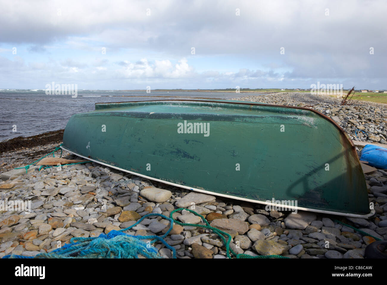 Beached small fishing boat hi-res stock photography and images - Alamy
