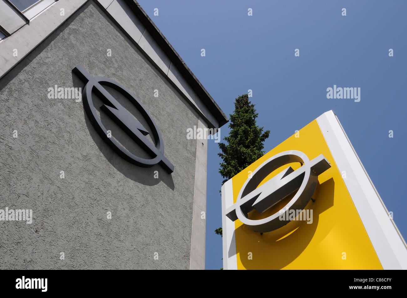 Opel sign hi-res stock photography and images - Alamy