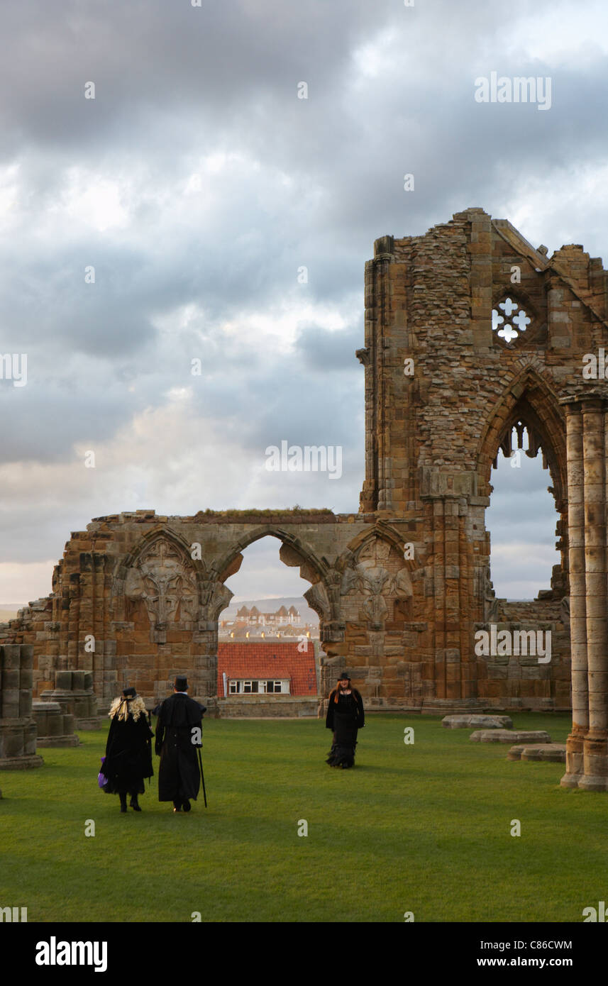 WHITBY; GOTHS AT WHITBY ABBEY DURING THE GOTH FESTIVAL Stock Photo - Alamy