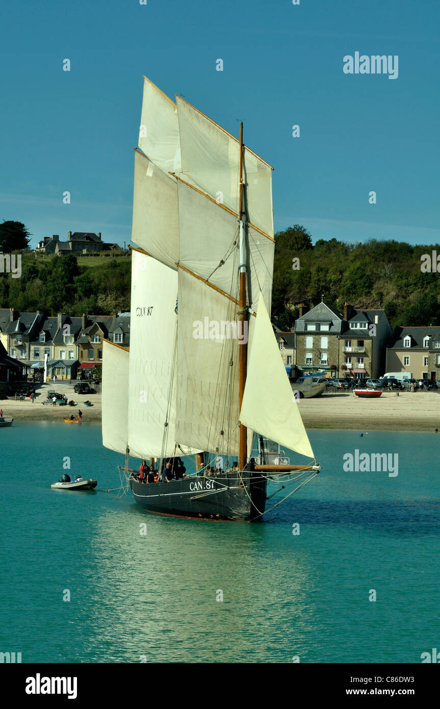 French lugger : bisquine La Cancalaise under full sail at Cancale, La ...