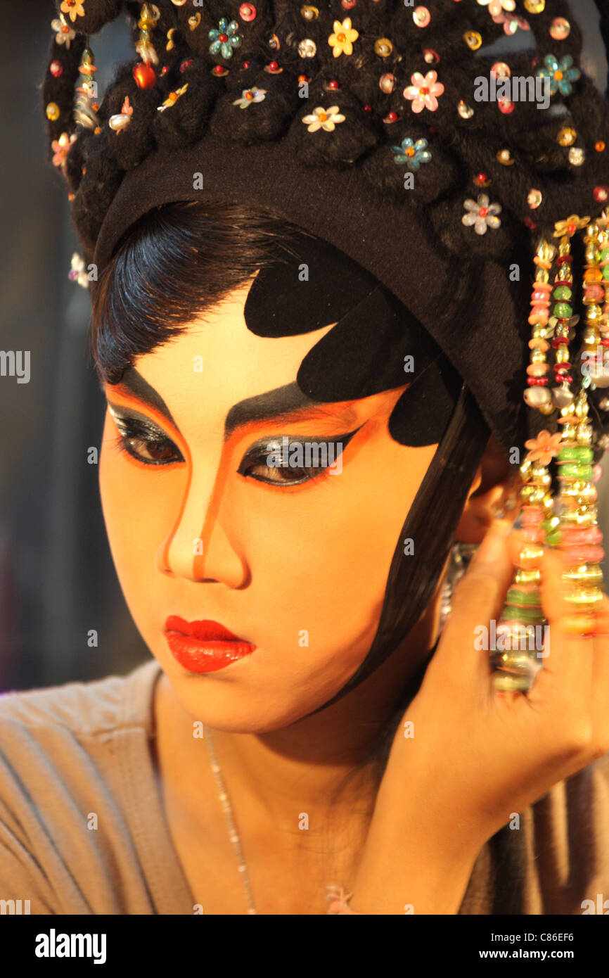 Portrait of Chinese Opera Performer preparing make-up Stock Photo - Alamy
