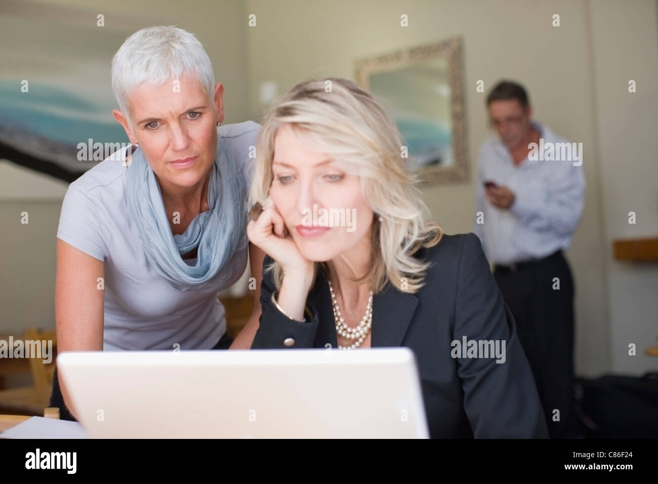 Businesswomen using laptop together Stock Photo - Alamy Businesswomen using laptop together Stock Photo - Alamy