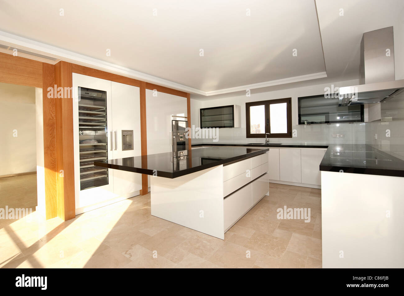 Empty modern kitchen Stock Photo - Alamy