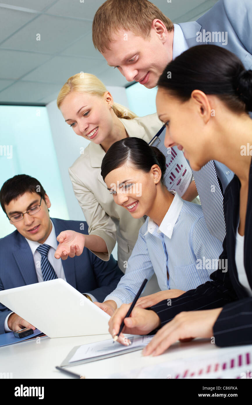 Business team looking at laptop screen Stock Photo - Alamy