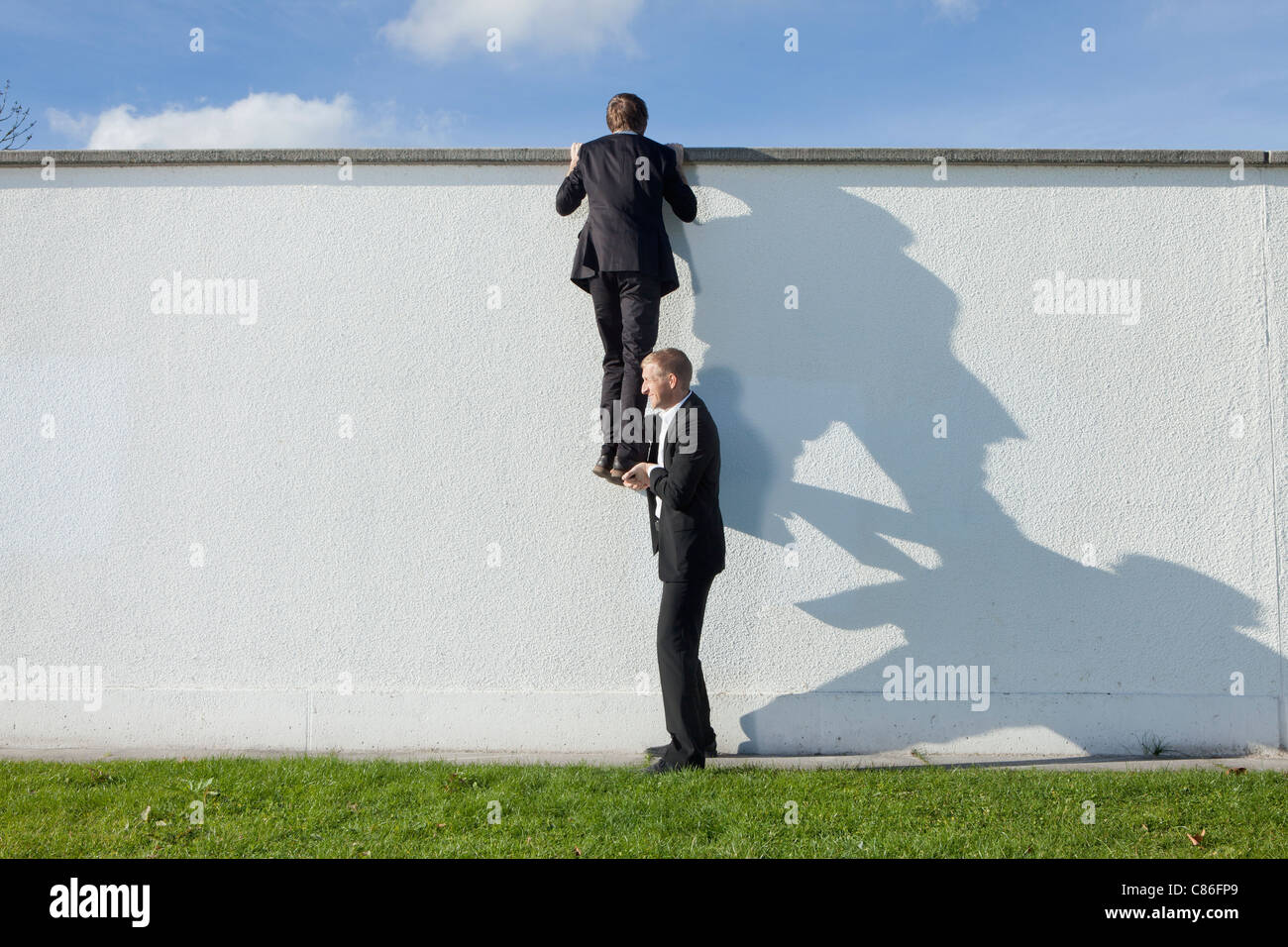 Man peering over wall hi-res stock photography and images - Alamy