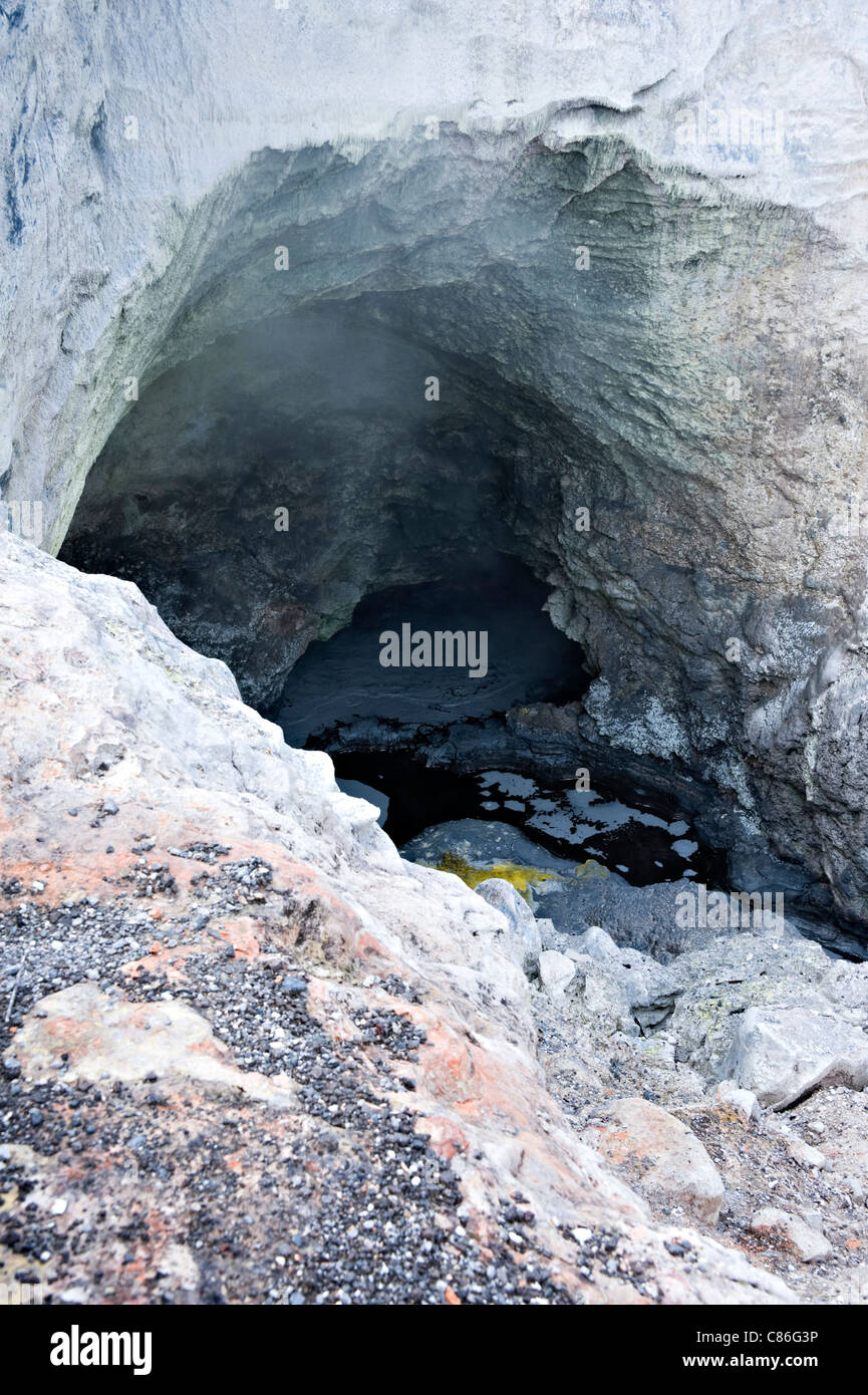 The Kaolin Clay Walls of Rainbow Crater Wai-o-Tapu Thermal Wonderland ...