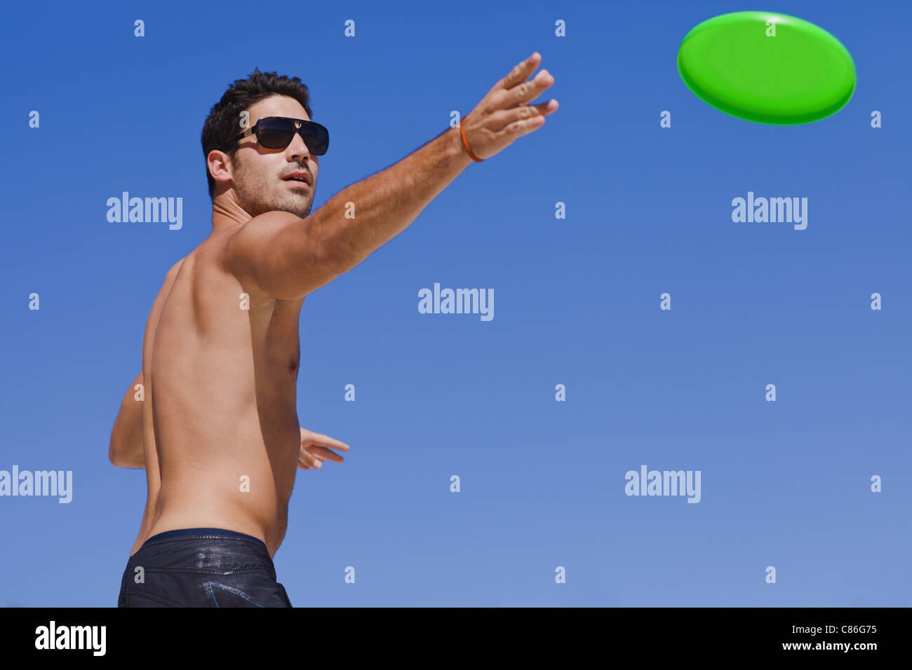 Man throwing a frisbee Stock Photo - Alamy