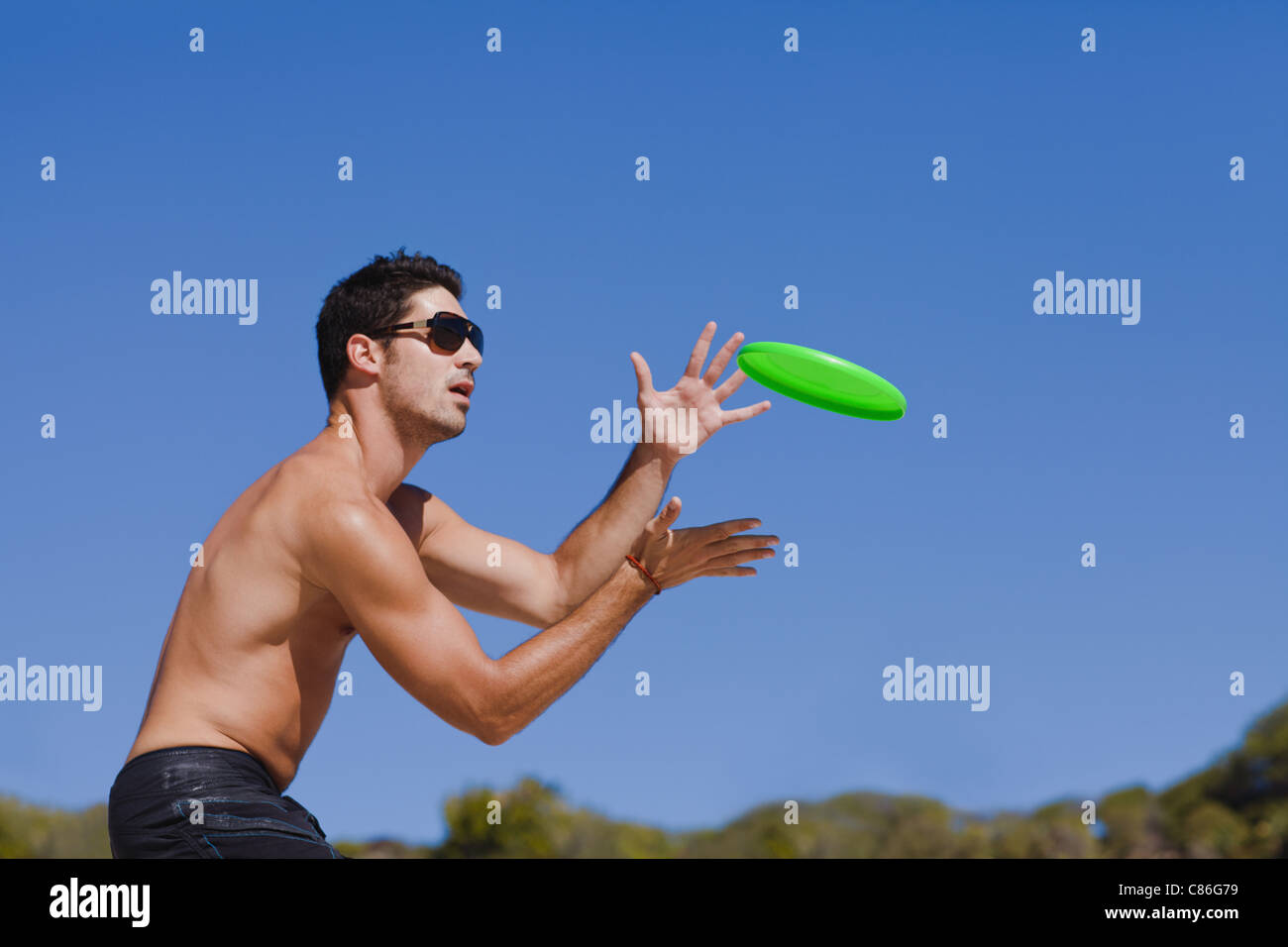 Man throwing a frisbee Stock Photo - Alamy