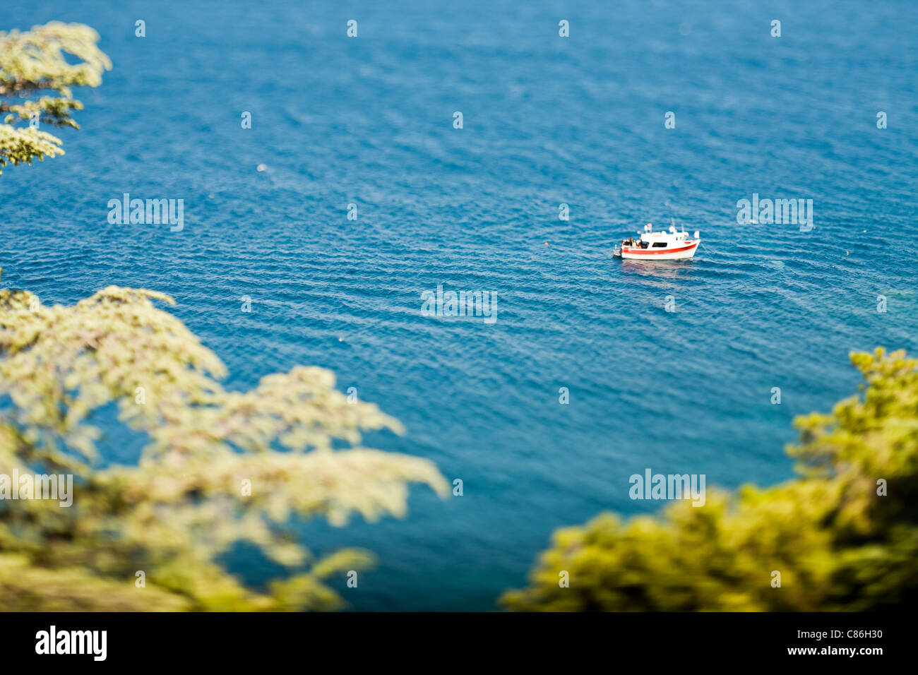 Fishing boat coast hi-res stock photography and images - Alamy