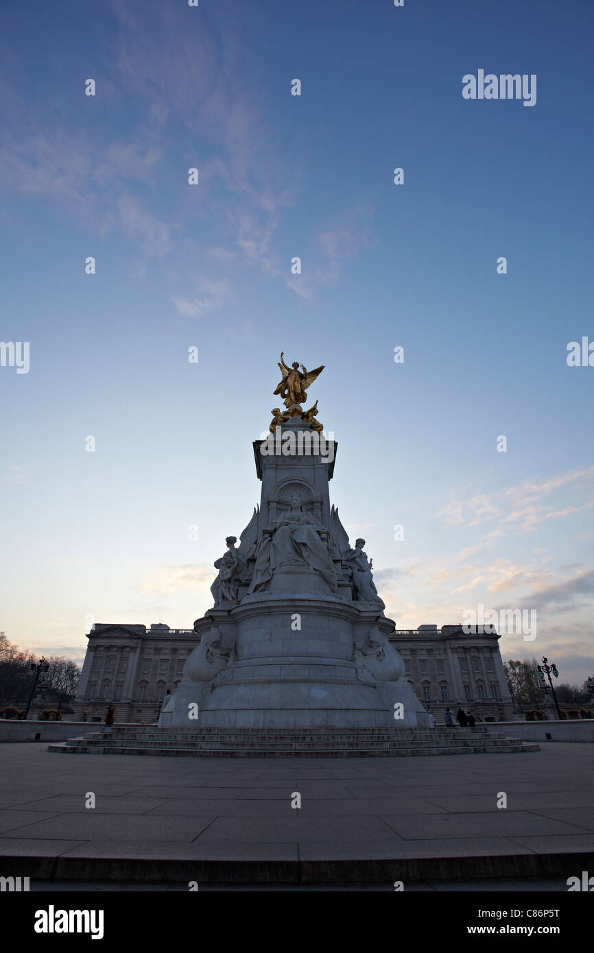 Night shoot of Victoria memorial statue Stock Photo - Alamy