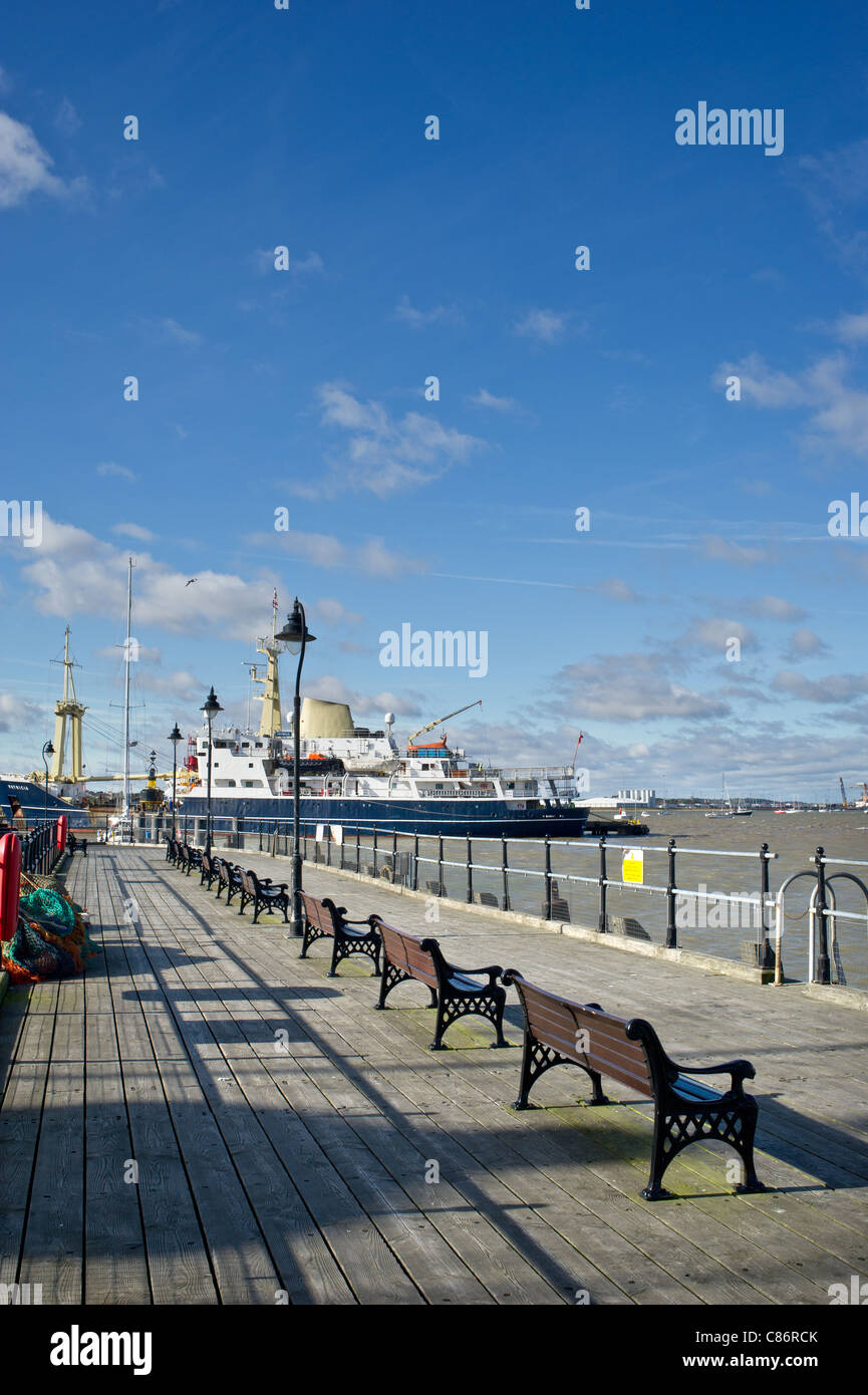 Pier with seating hi-res stock photography and images - Alamy