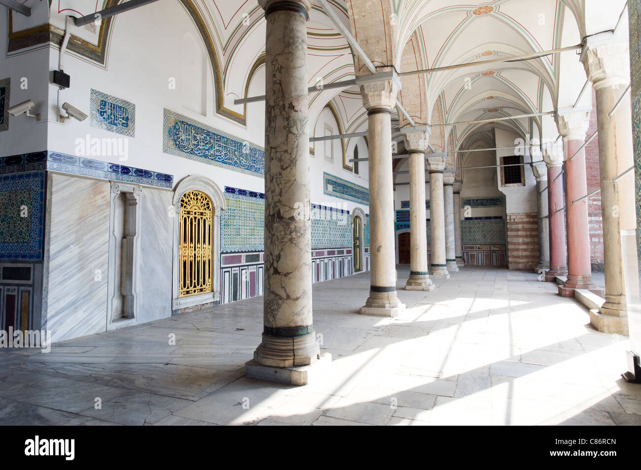 Courtyard in Topkapi Palace Museum, Istanbul, Turkey Stock Photo - Alamy
