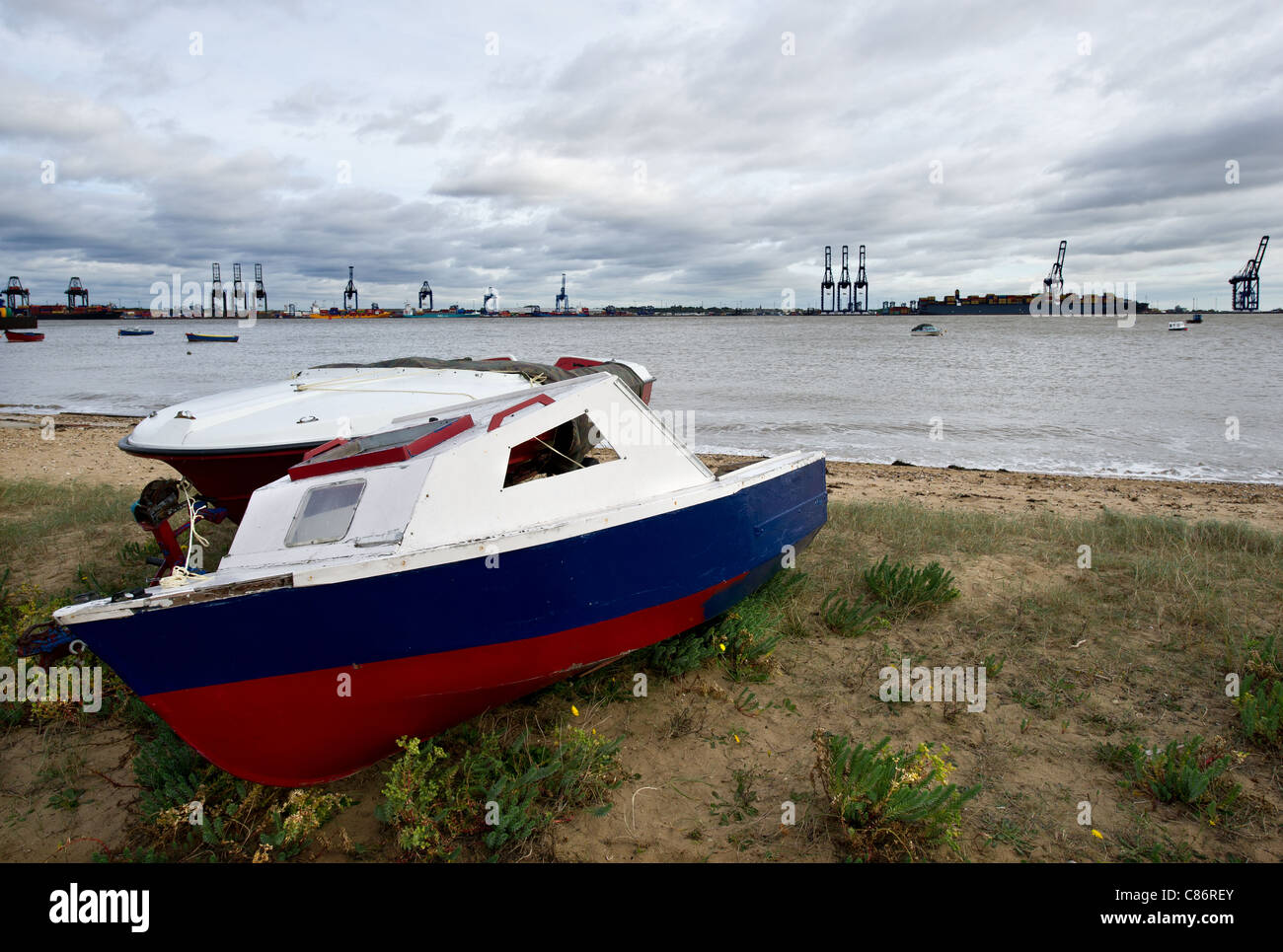 Boats beached hi-res stock photography and images - Alamy