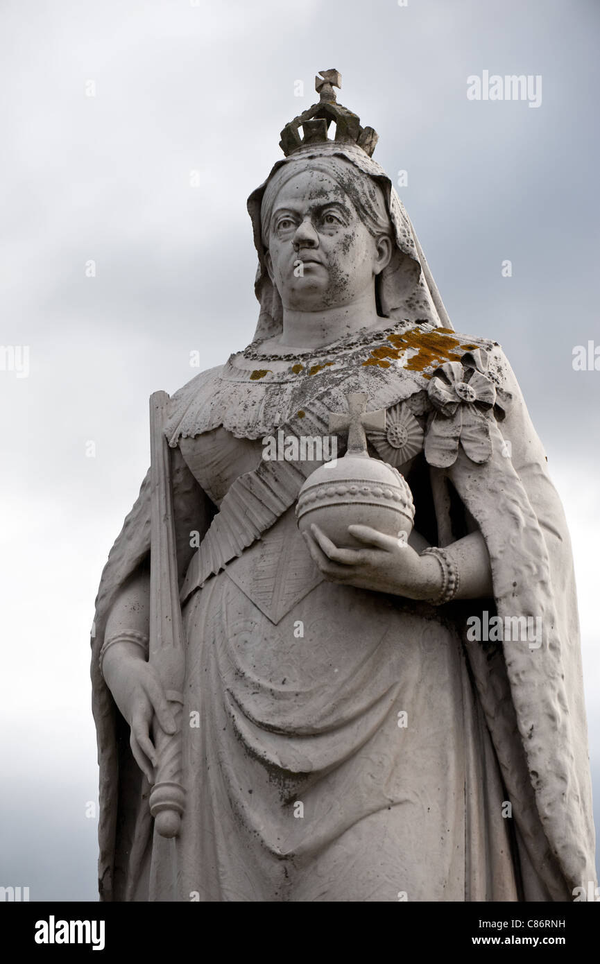 A statue of Queen Victoria Stock Photo - Alamy