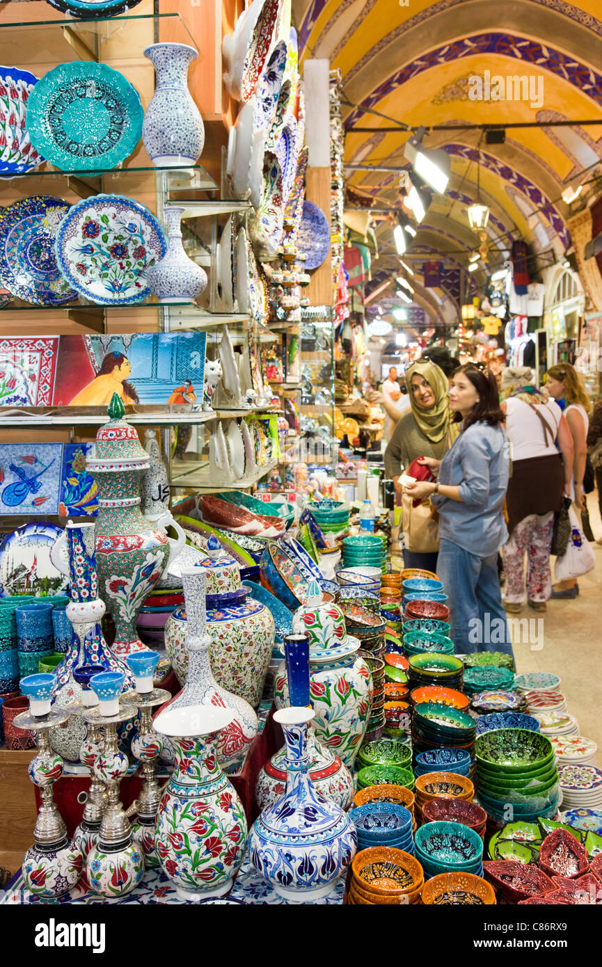 Shopping inside istanbul grand bazaar hi-res stock photography and ...