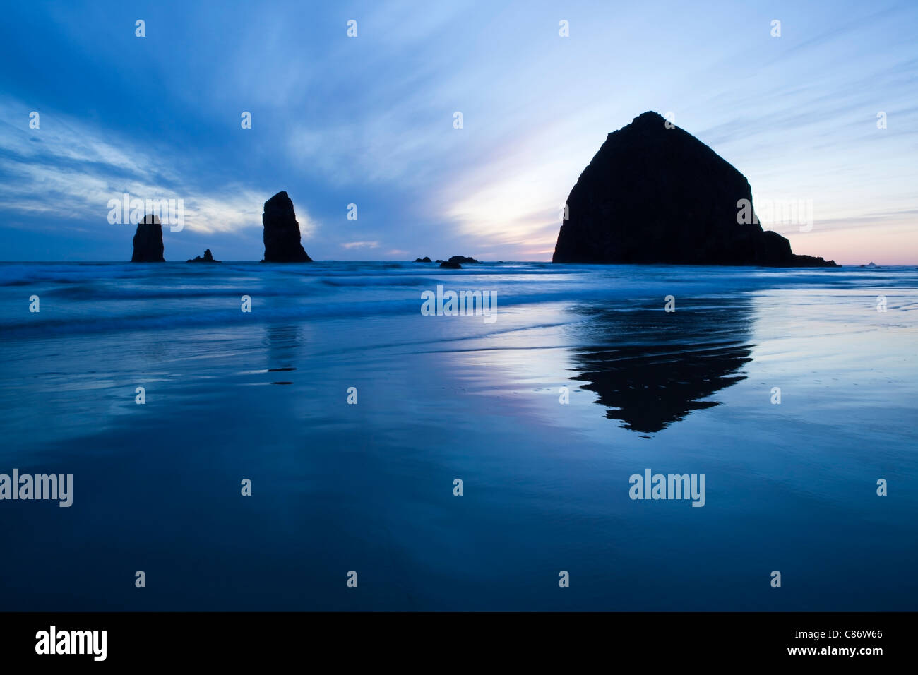 Haystack Rock at sunset, Cannon Beach, Oregon Stock Photo - Alamy