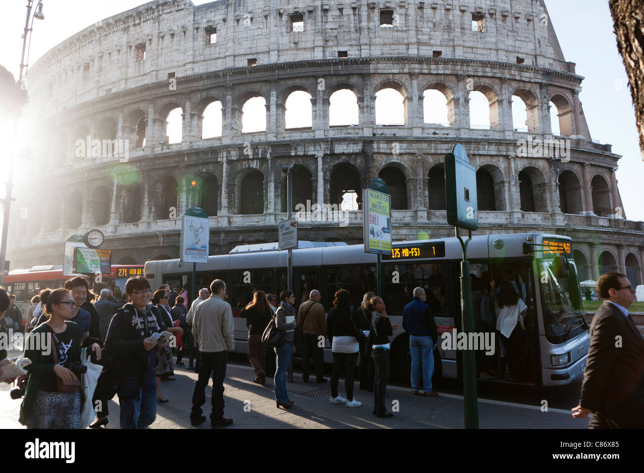 Crowds of commuters and tourists early morning at Colosseum Rome Stock ...