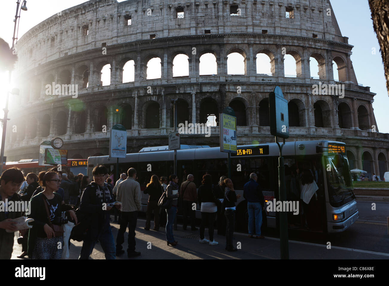 Crowds of commuters and tourists early morning at Colosseum Rome Stock ...
