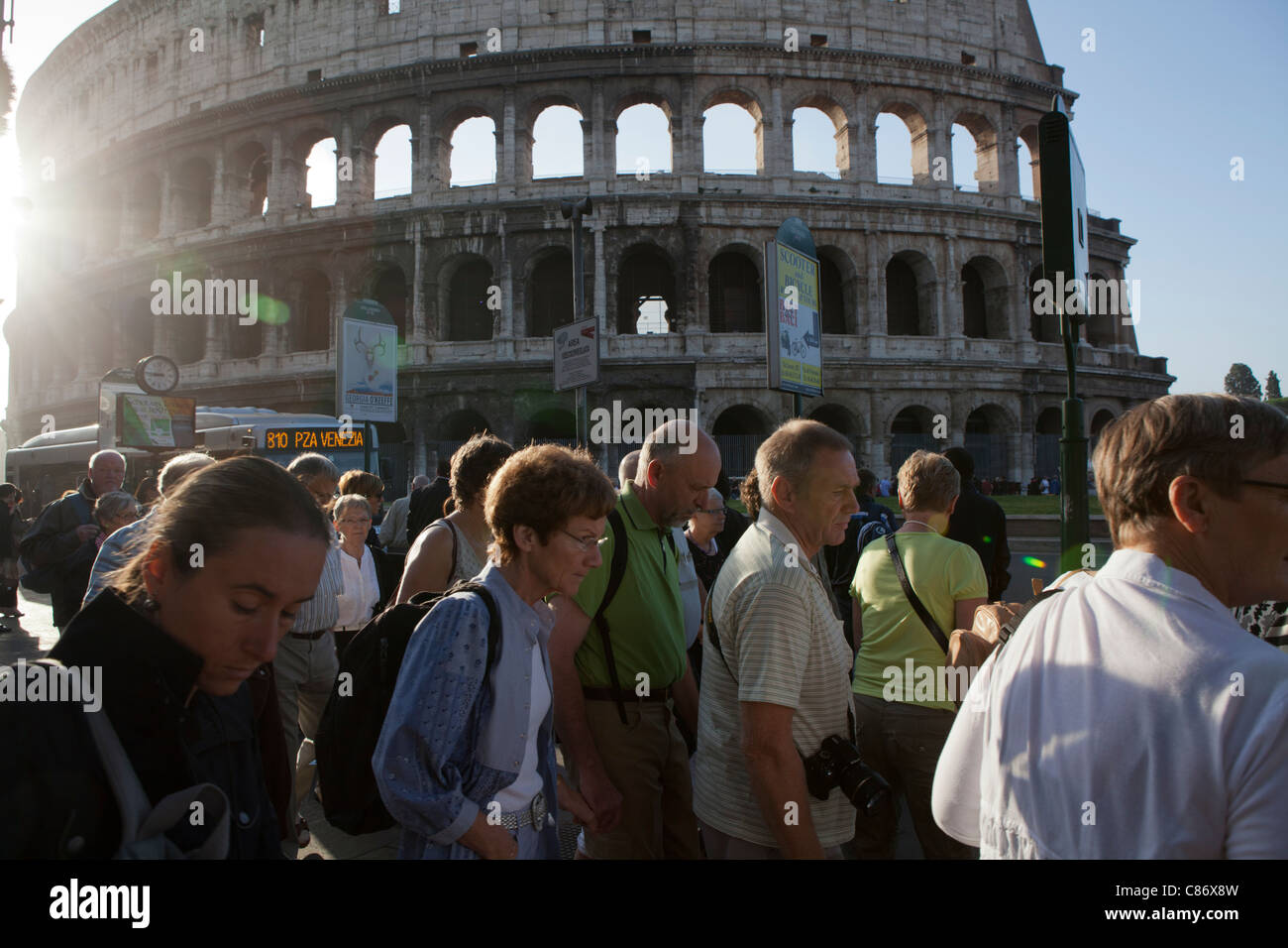Crowds of commuters and tourists early morning at Colosseum Rome Stock ...