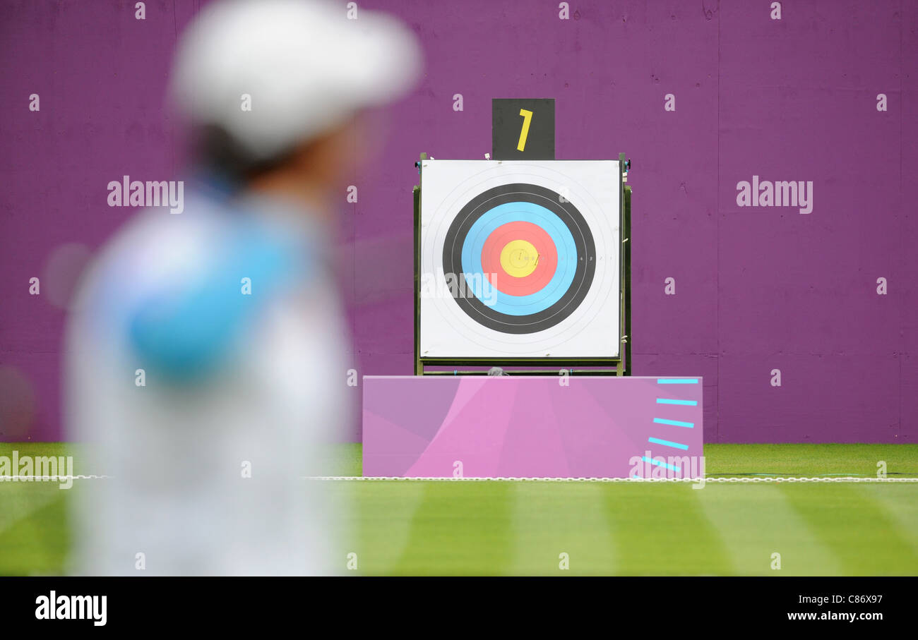 An Archer prepares to shoot the arrow at the target Stock Photo - Alamy