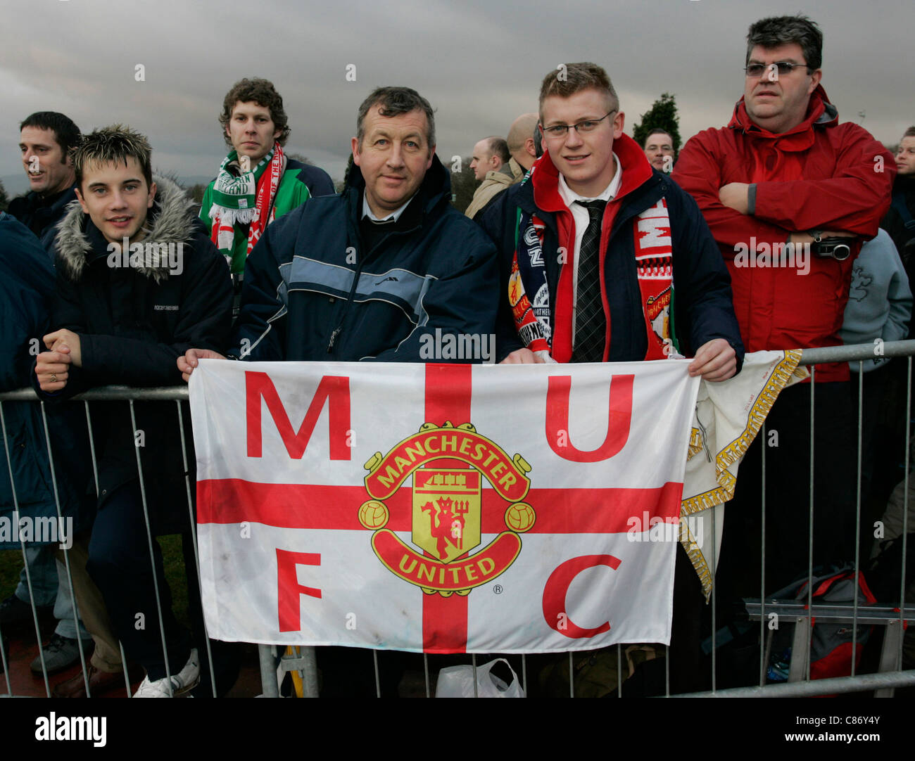 Mourners wait for the cortege at George Best's Funeral, Stormont ...