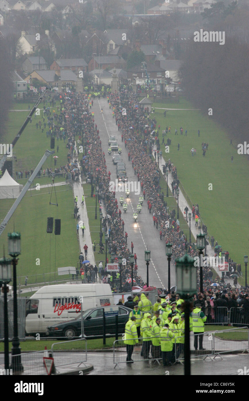 George Bests cortege arrives at Stormont, George Best's Funeral ...