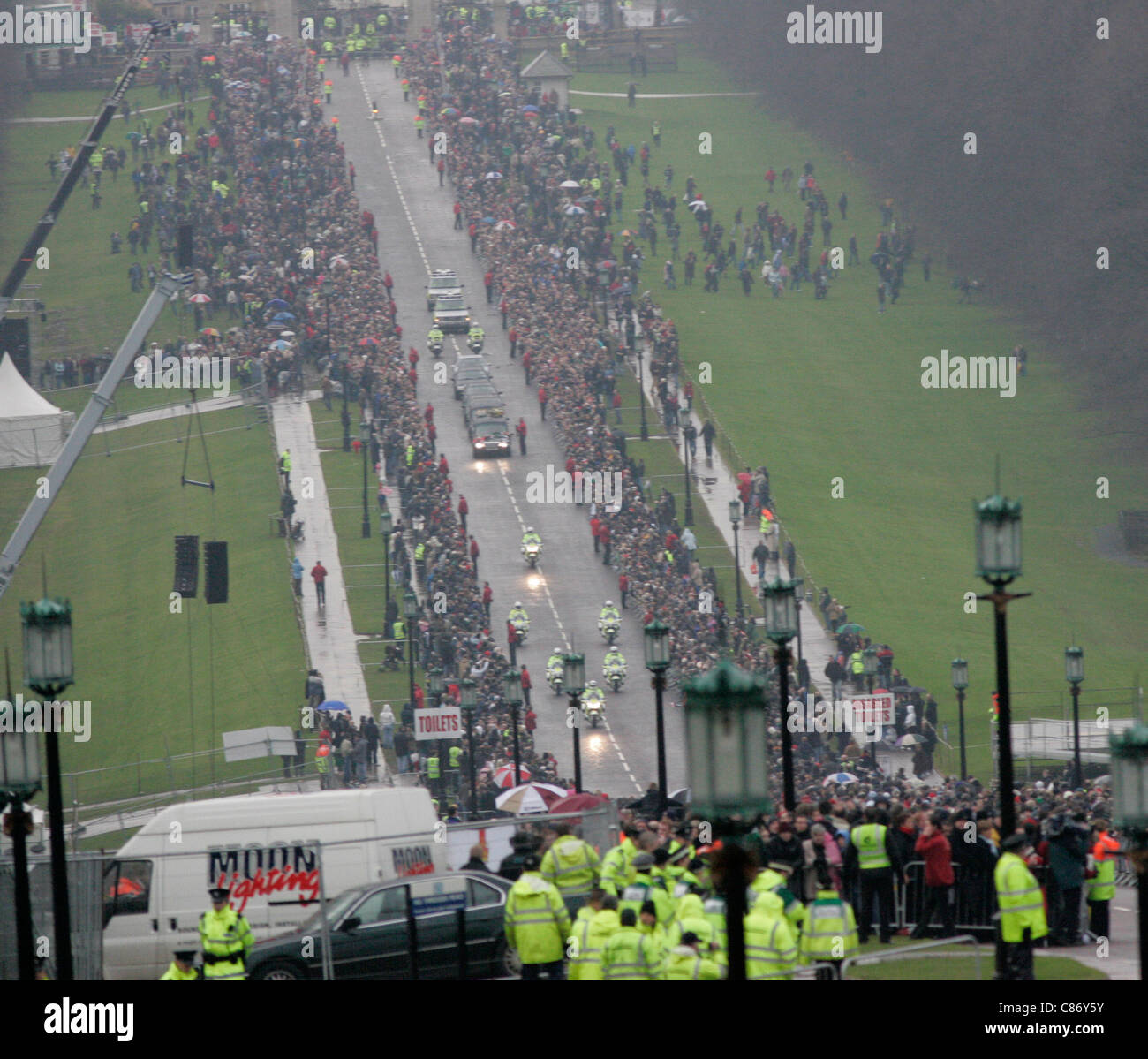 George Bests cortege arrives at Stormont, George Best's Funeral ...