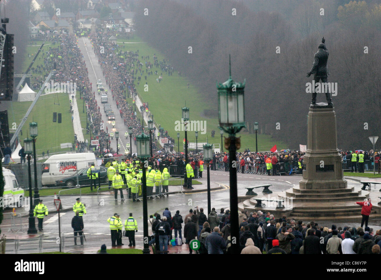 George Bests cortege arrives at Stormont, George Best's Funeral ...