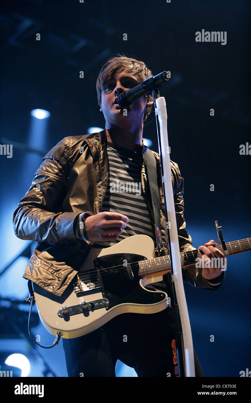 Keane lead singer tom chaplin hi-res stock photography and images - Alamy