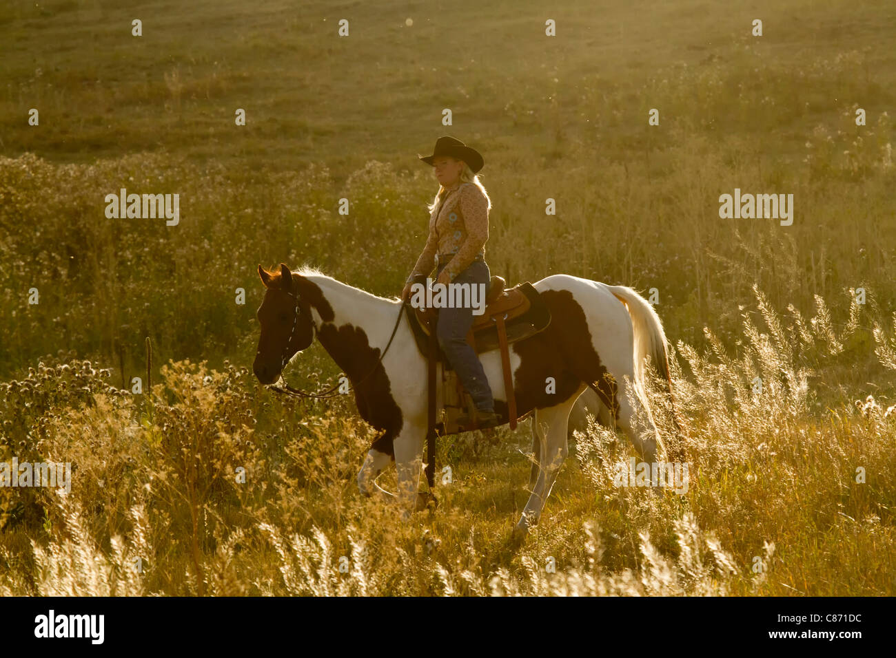 Cowgirl riding the range hi-res stock photography and images - Alamy