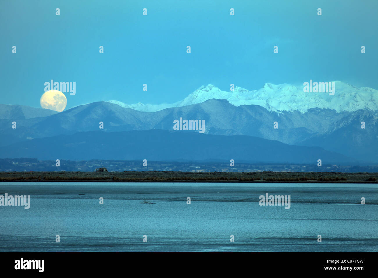 Full moon on the horizon hi-res stock photography and images - Alamy