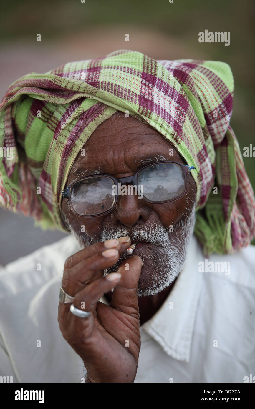 Old Indian man smoking a beedi Andhra Pradesh South India Stock Photo ...