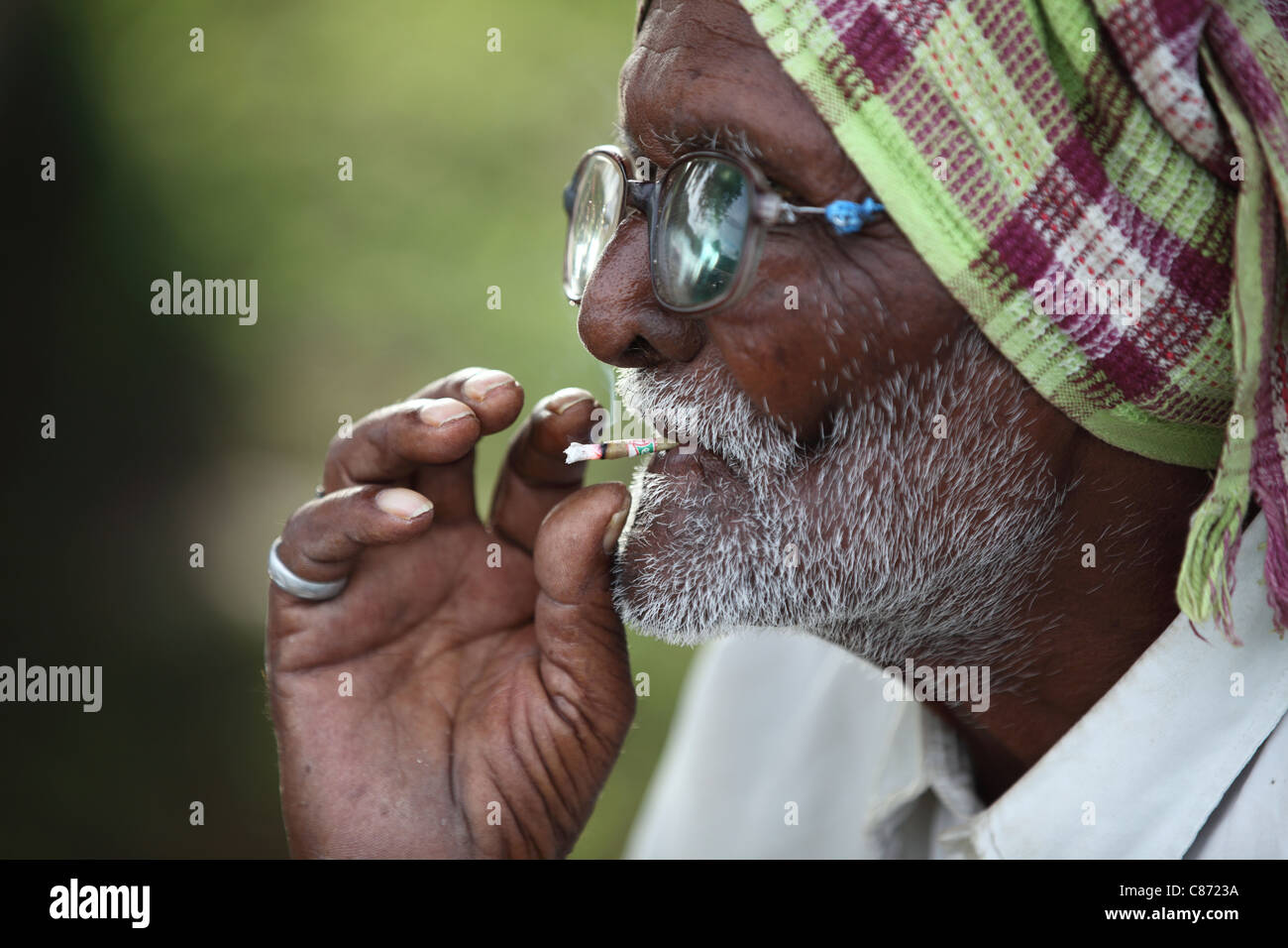 Smoking beedi hi-res stock photography and images - Alamy