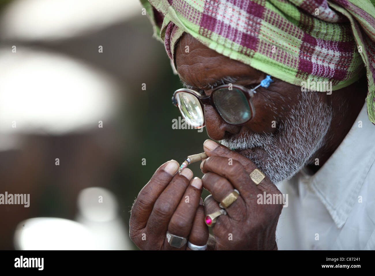 Old Indian man smoking a beedi Andhra Pradesh South India Stock Photo ...
