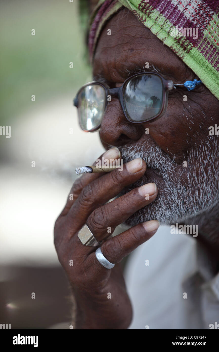 Old Indian man smoking a beedi Andhra Pradesh South India Stock Photo ...