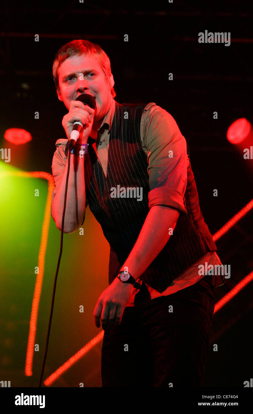 Ricky Wilson (lead vocals) of the Kaiser Chiefs Tennents Vital 06 ...